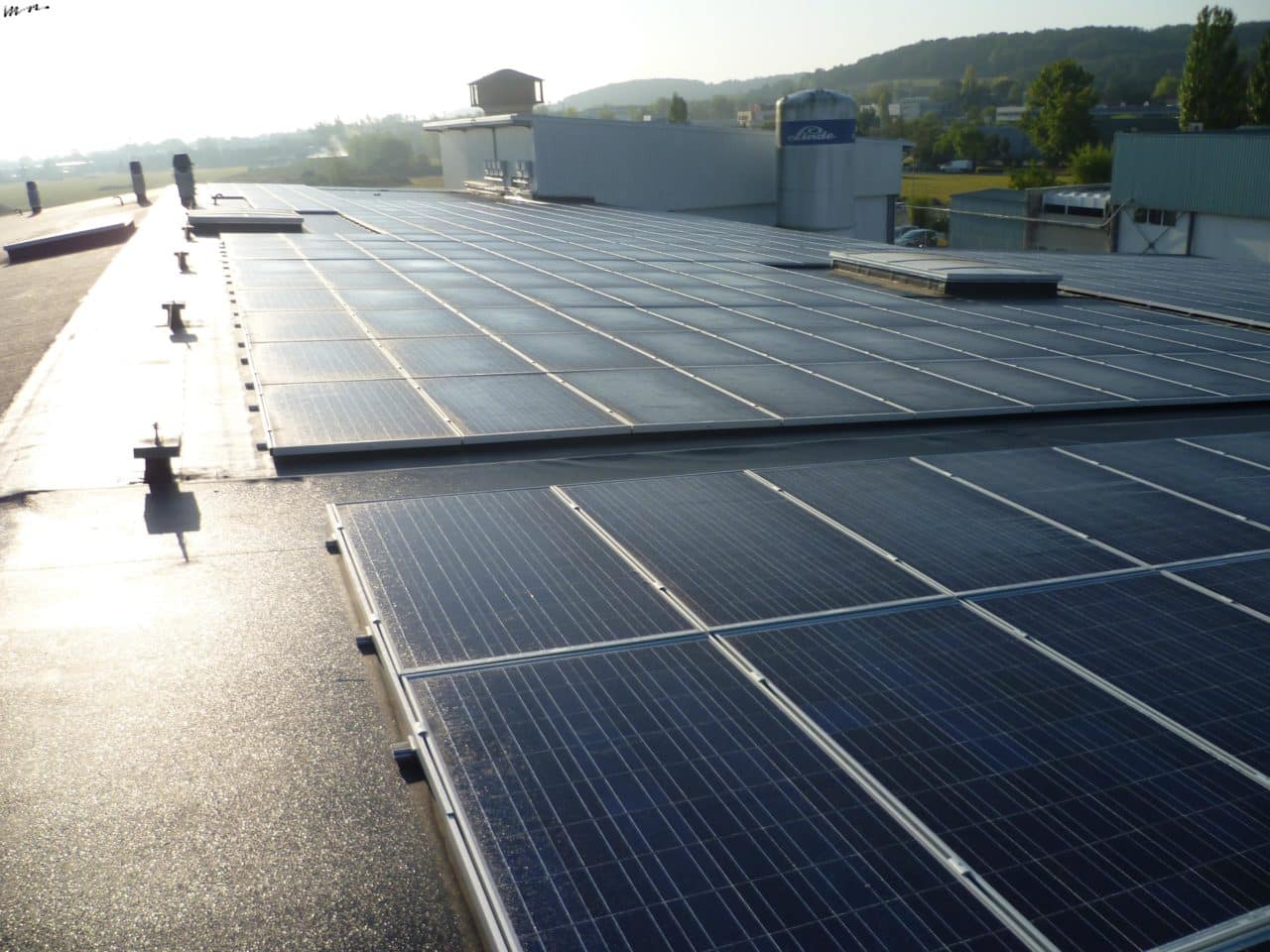 Photovoltaic mounting on flat rubber roofs: Roof-Solar EPDM